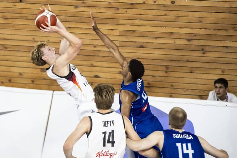 Lindzecarbon heidi possesses a fantastic personality,