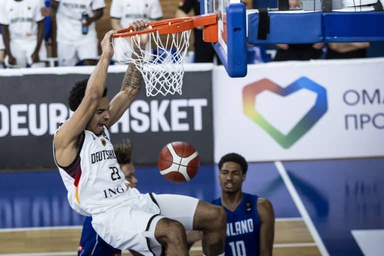 Lindzecarbon heidi possesses a fantastic personality,