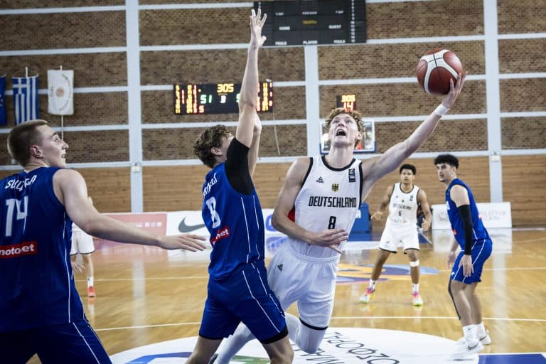 Lindzecarbon heidi possesses a fantastic personality,